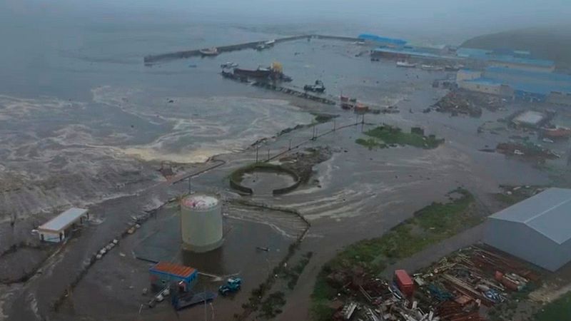 Watch the video: Several injured in Russia after earthquake and tsunami