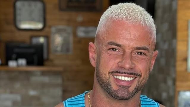 A caminho dos 35, Marco Costa aposta em look irreverente