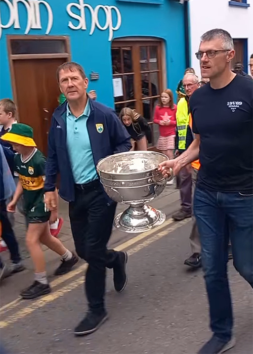 Kerry GAA star leads homecoming celebrations from his gastro pub in Dingle