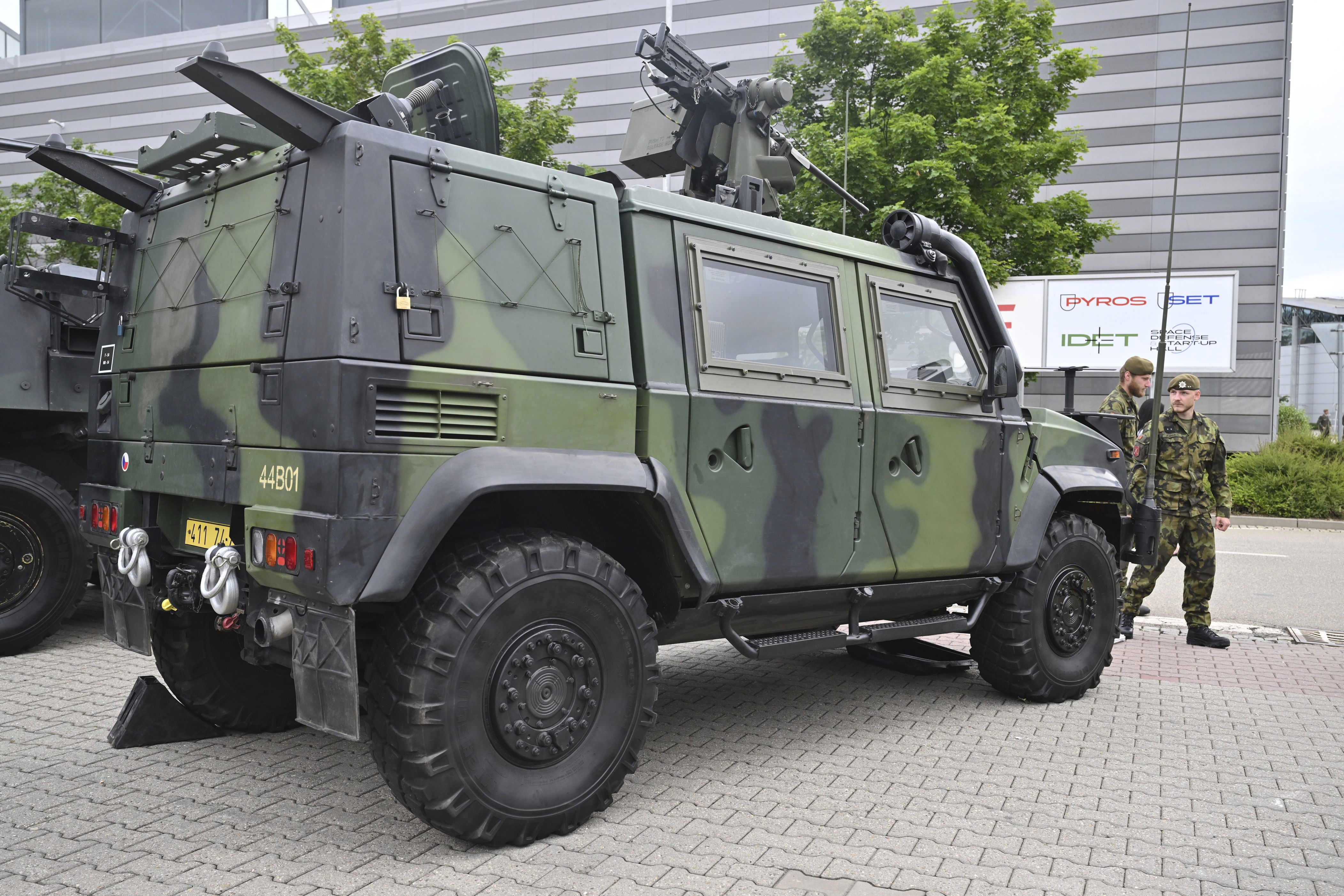 Leonardo acquisisce Iveco Defence: operazione da 1,7 miliardi Leonardo acquisisce Iveco Defence: operazione da 1,7 miliardi