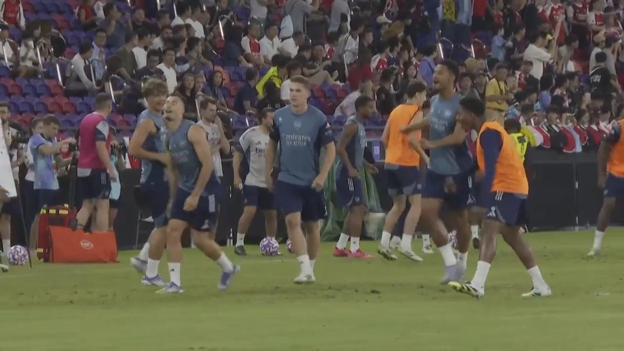 Arsenal entertain 20000 fans in open training ahead of Spurs match