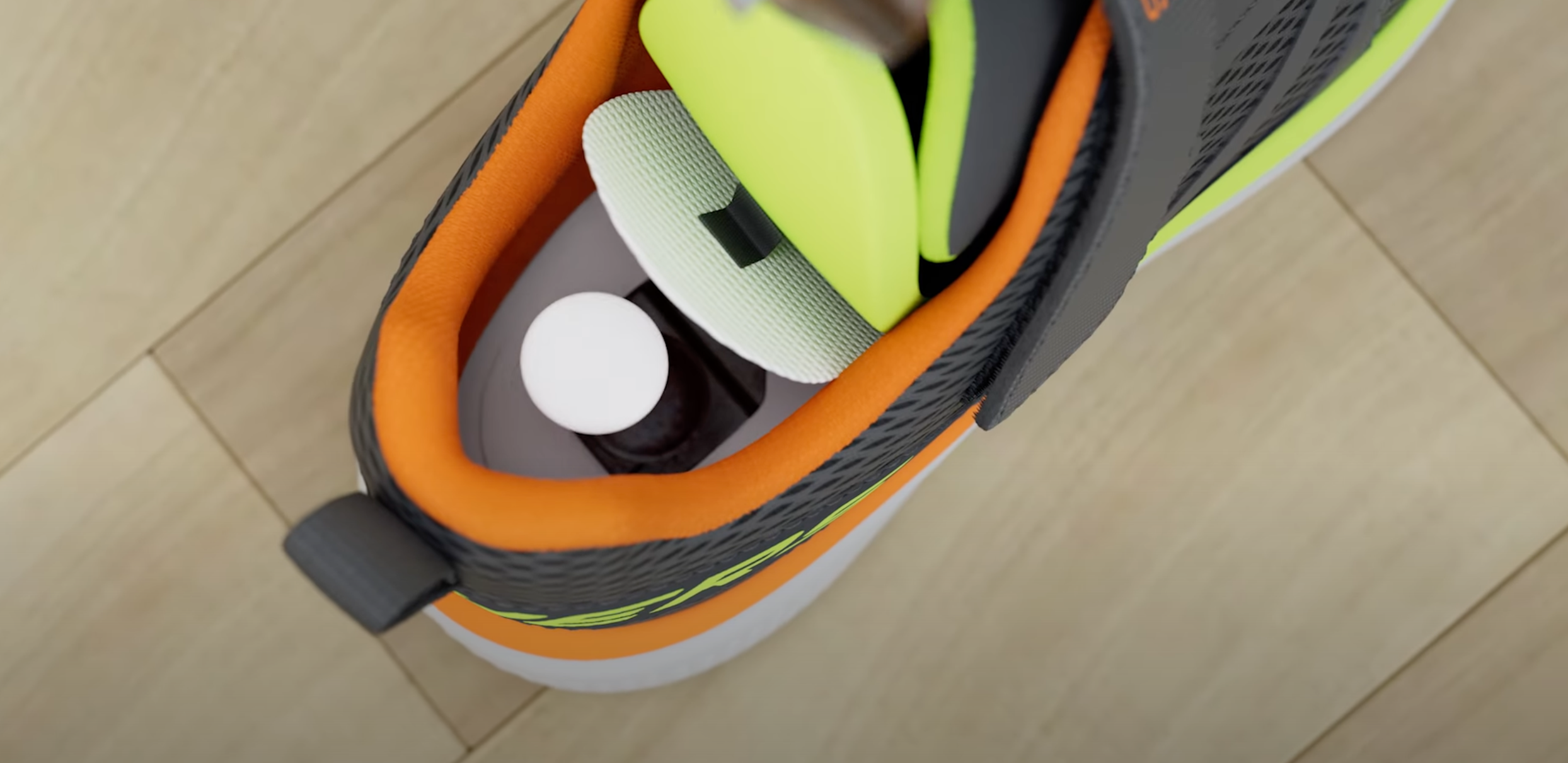 Deze kinderschoenen hebben een speciaal vakje in de hiel voor een AirTag
