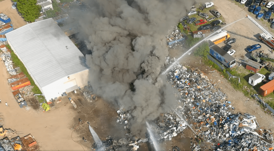 Large smoke, fire at Speedway auto shop
