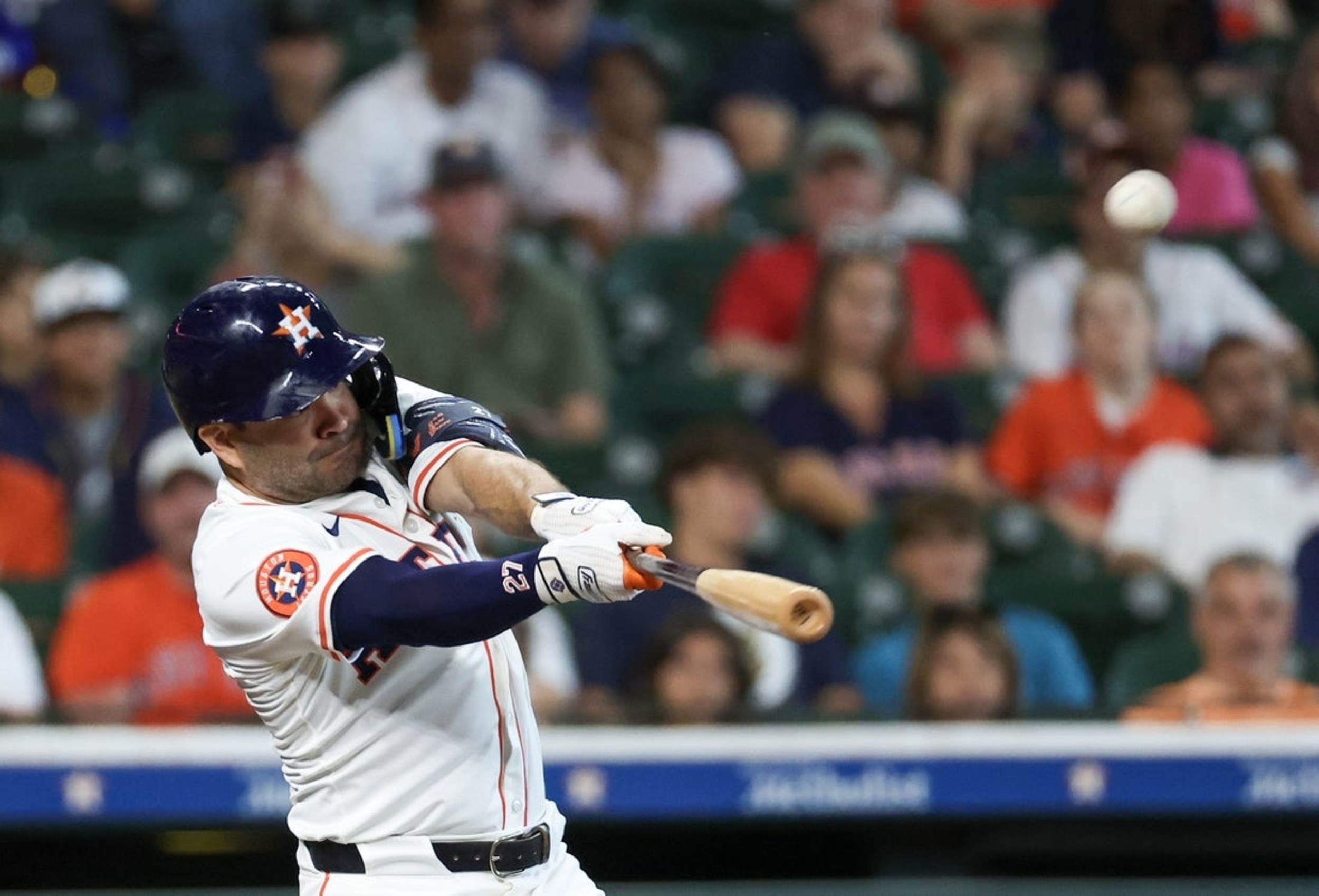 Astros display power in routing Nationals