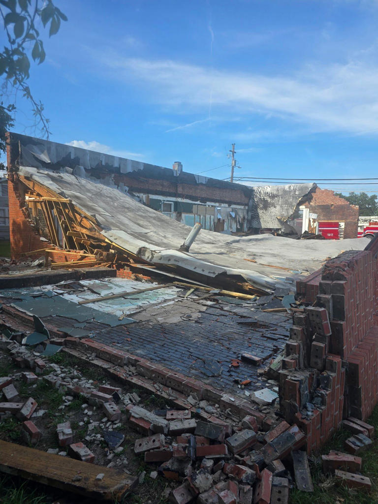 Large building collapses in Brunswick, spreads bricks, debris on road