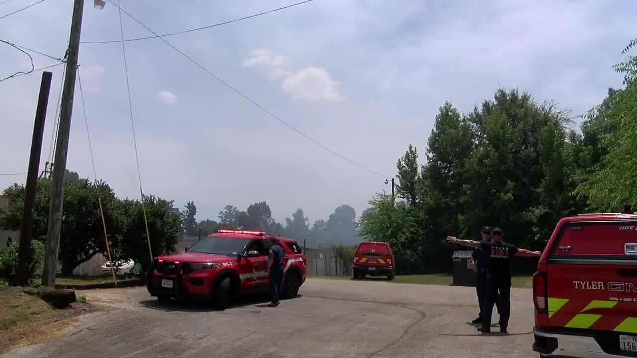 Tyler fire crews contain grass fire in wooded area near Broadway