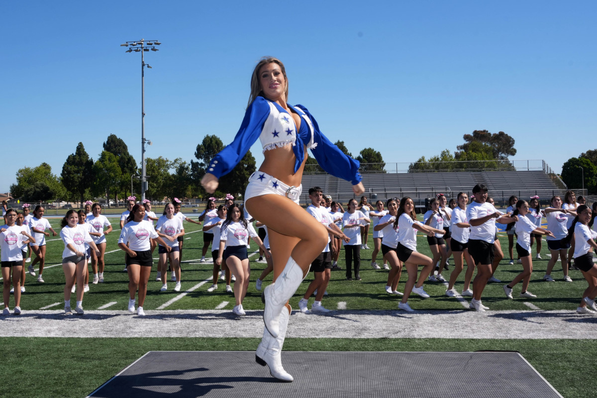 'Perfect' Cowboys Cheerleader Grabs Attention At Training Camp With ...