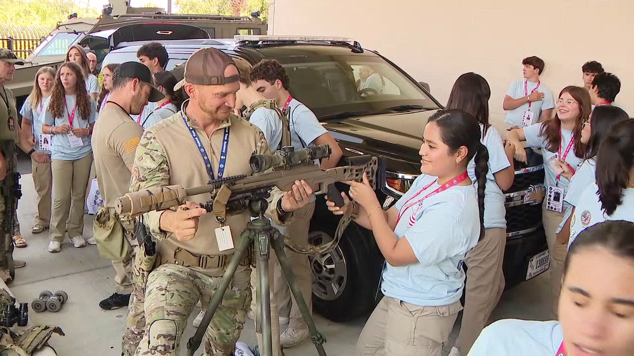 FBI agents give Tampa Bay area students glimpse inside bureau