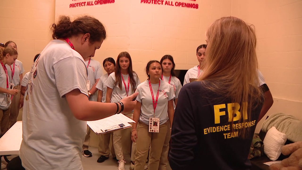 FBI agents give Tampa Bay area students glimpse inside bureau