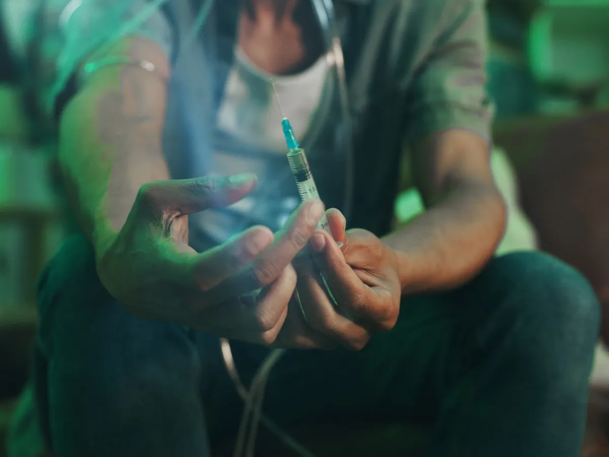Zombie droga fentanyl se šíří už i Českem. Získává se z náplastí
