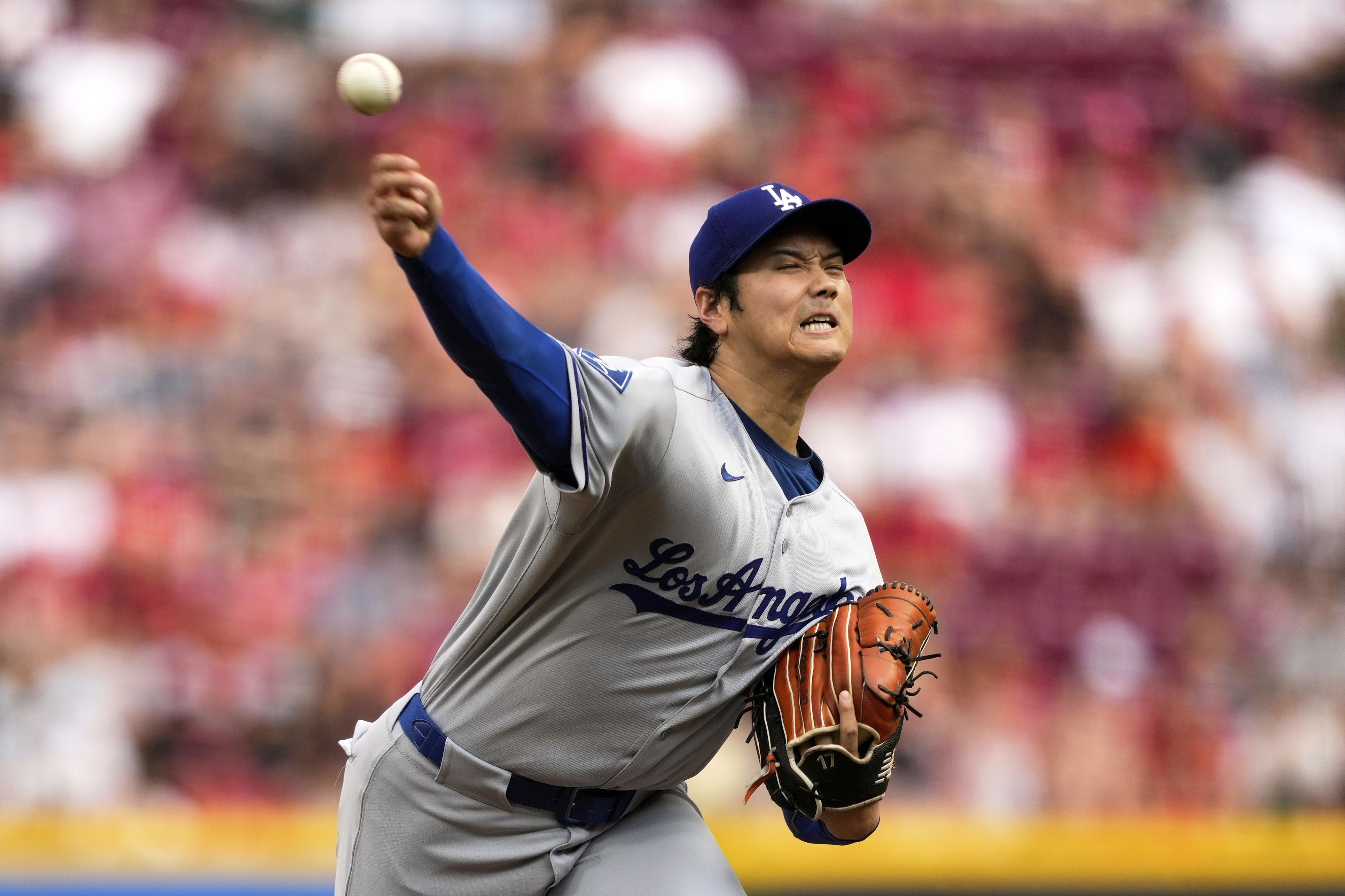 Shohei Ohtani exits mound early with Dodgers trainer after throwing 6 ...