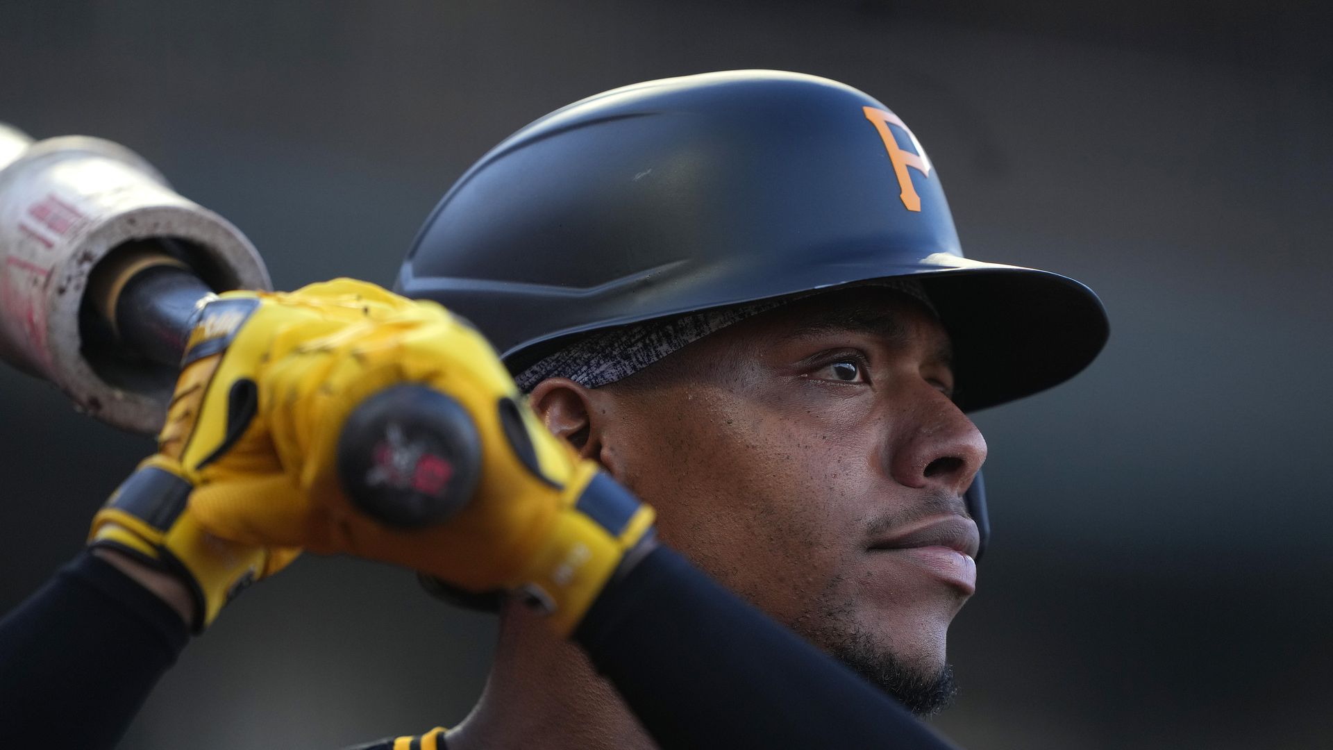 Reds acquire Hayes from Pirates