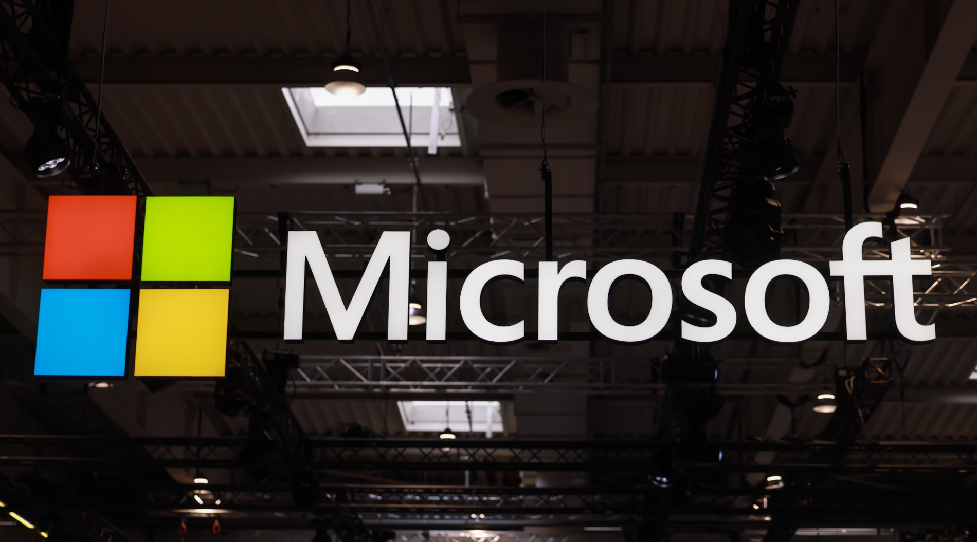 Microsoft cierra ejercicio con un beneficio de 101.832 millones de dólares, un 15 % más