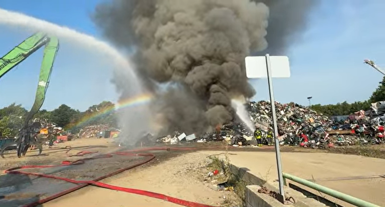 Large smoke, fire at Speedway auto shop