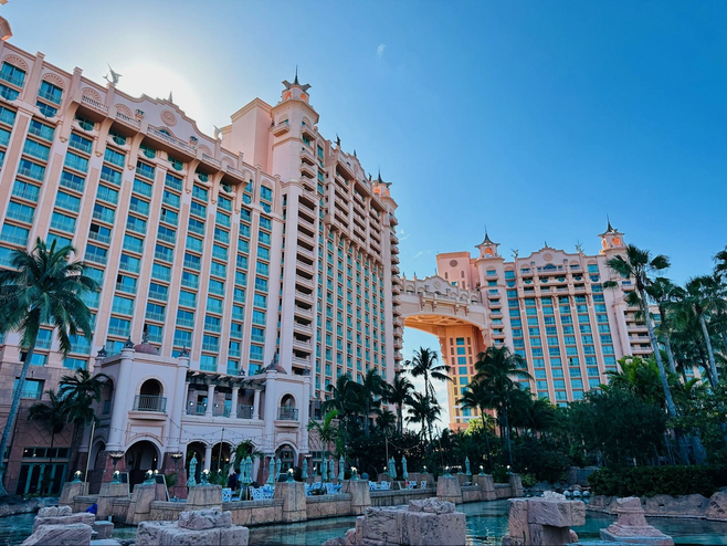 Poolside to Paradise: Atlantis in 3 Days with Your BFFs