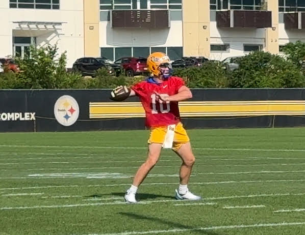 Pitt QB Holstein embraces pressure, teammates praise him