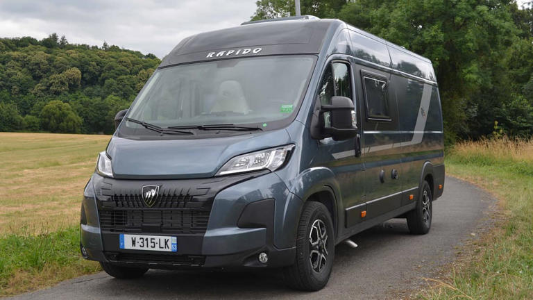 Warum der Rapido V62 eine Campervan-Rarität ist: Außen Campingbus, innen Teilintegrierter