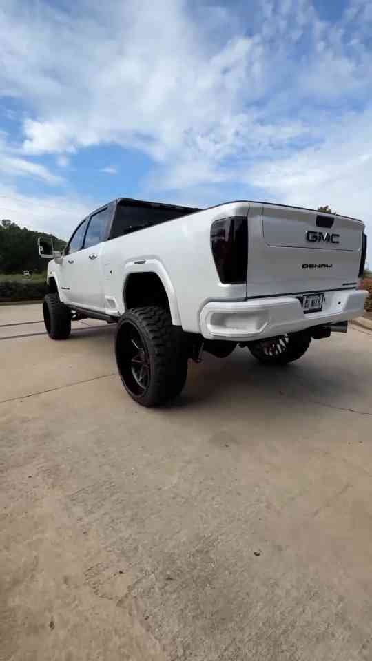 Watch The Denali Ultimate Turn Heads With These 28-Inch Wheels