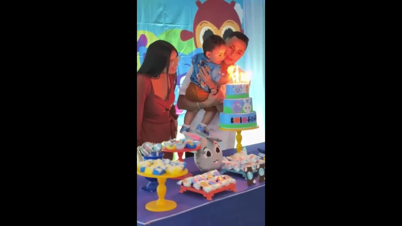 Heartwarming birthday candle moment in Cruzeiro, Brazil