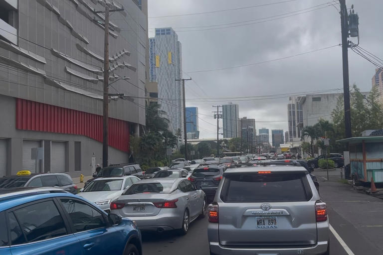 Traffic gridlock leads city to reconsider evacuation advice