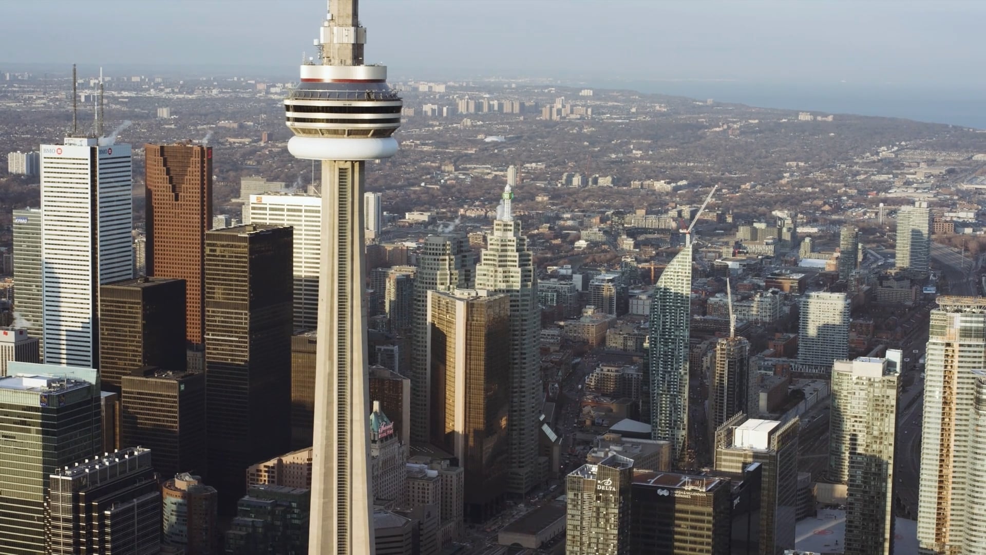 Utforsk Torontos CN Tower og bypanorama med drone