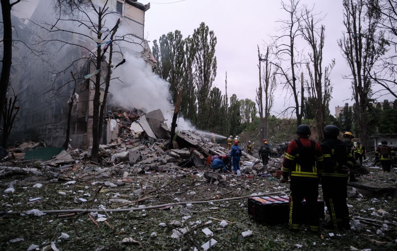 Missile hits Kyiv apartment building: entrance destroyed, people ...