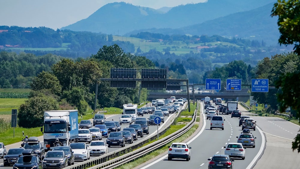 Verkehr in Bayern: Neue Regelung: Autos müssen bei Stau auf der ...