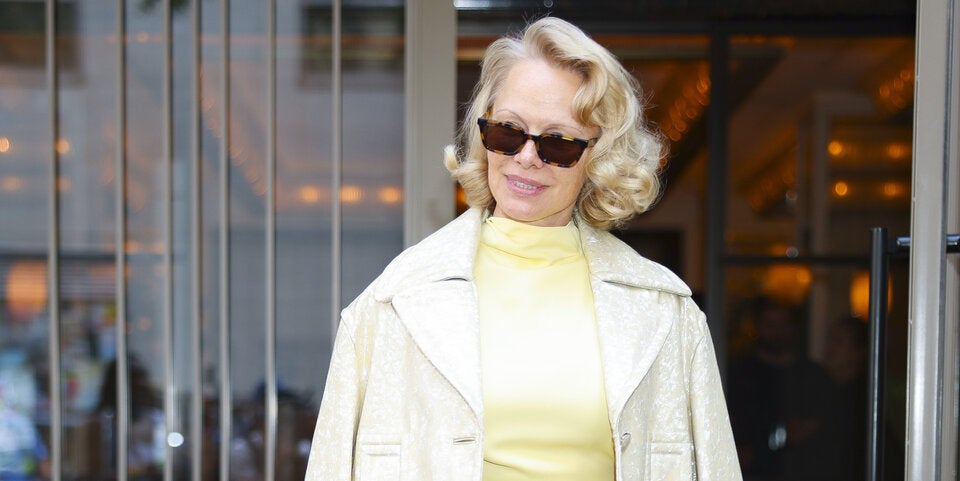 So schick stylt Pamela Anderson die Trendfarbe des Sommers