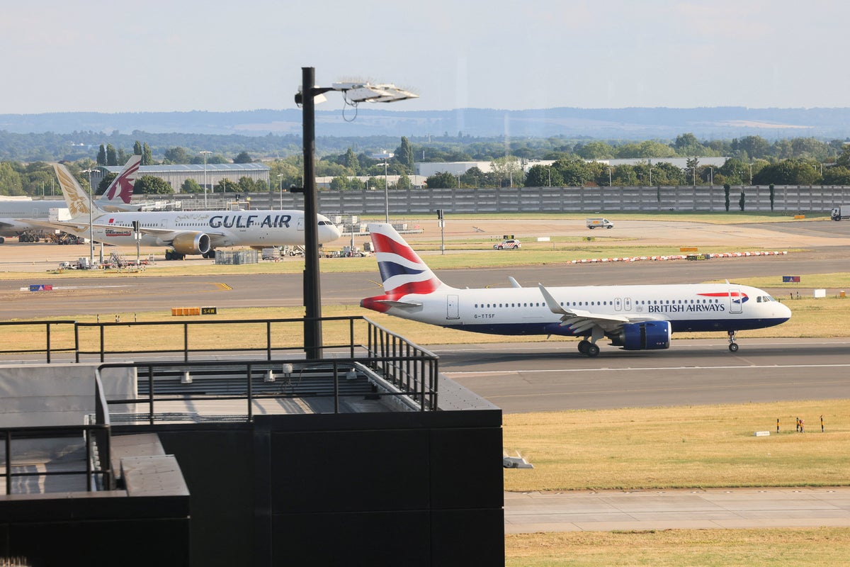 Air traffic outage live: Government issues update over shutdown as ...