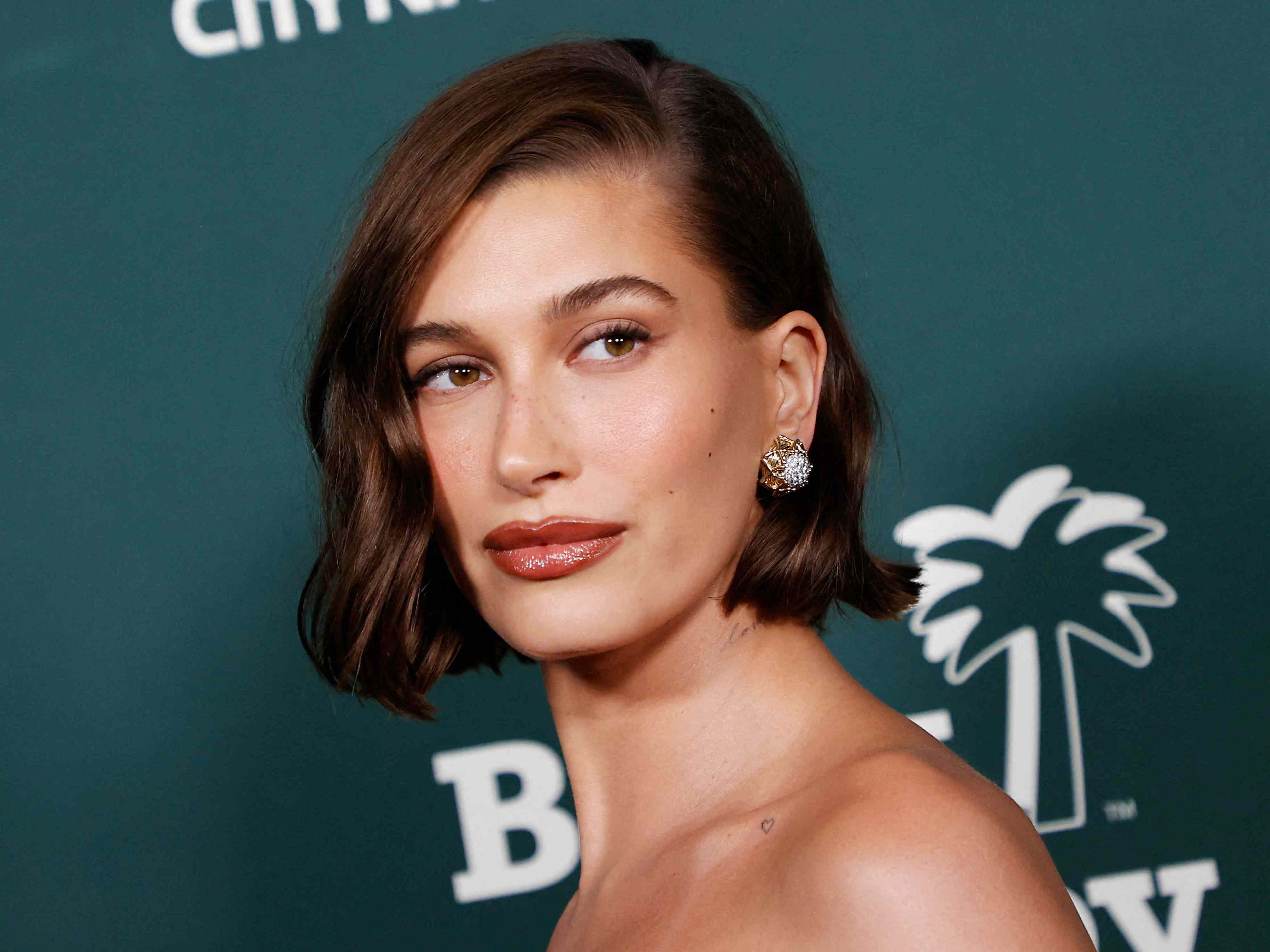 Hailey Bieber, 28, and Amal Clooney, 47, Use This Rich-Girl Face Powder ...