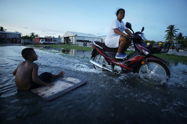 Island paradise faces bleak future as sea levels rise