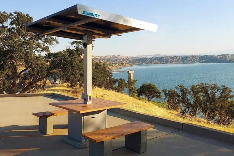 Sunbolt dévoile un kit (batterie + panneaux solaires) pour les abris de ...