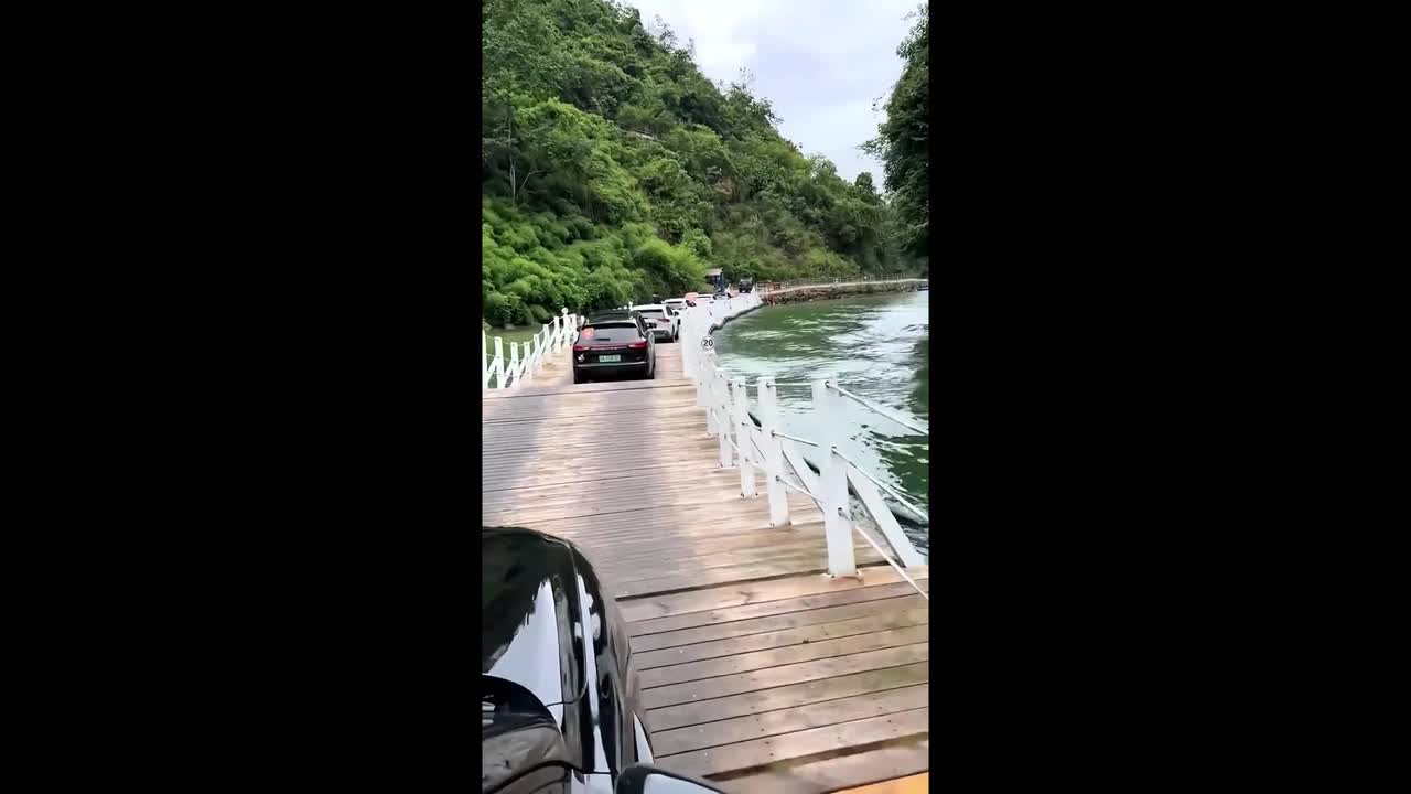 Cars bounce across wave-like floating bridge at tourist hotspot in China