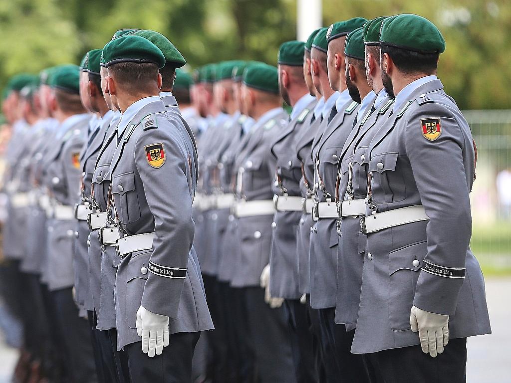 Urologen mahnen sensible Hodenuntersuchung bei Musterung an