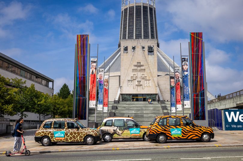 Taxi drivers handing £199 prize to first 30 passengers into their cabs