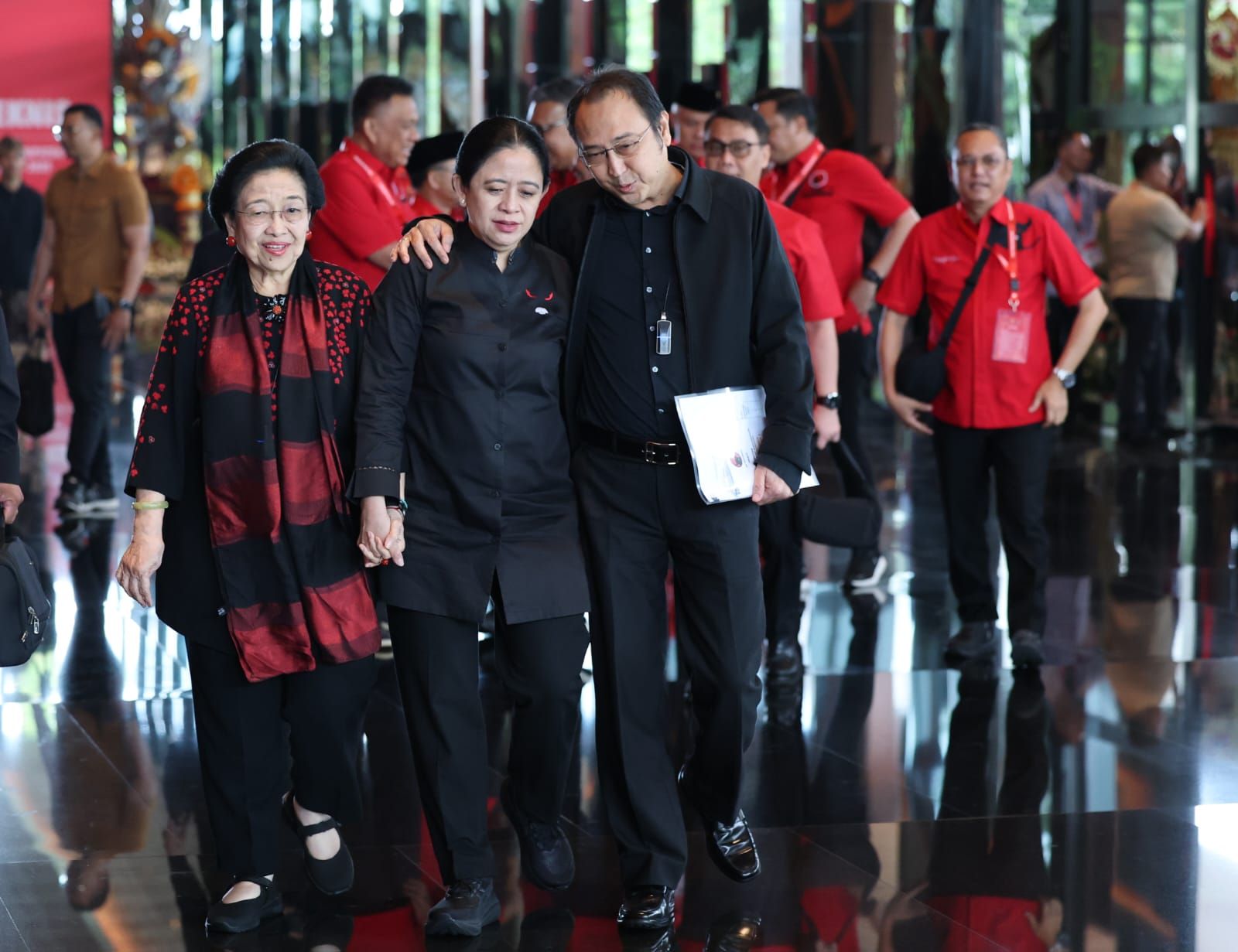 Puan Maharani dan Prananda Prabowo Berangkulan Hangat Bersama Megawati ...