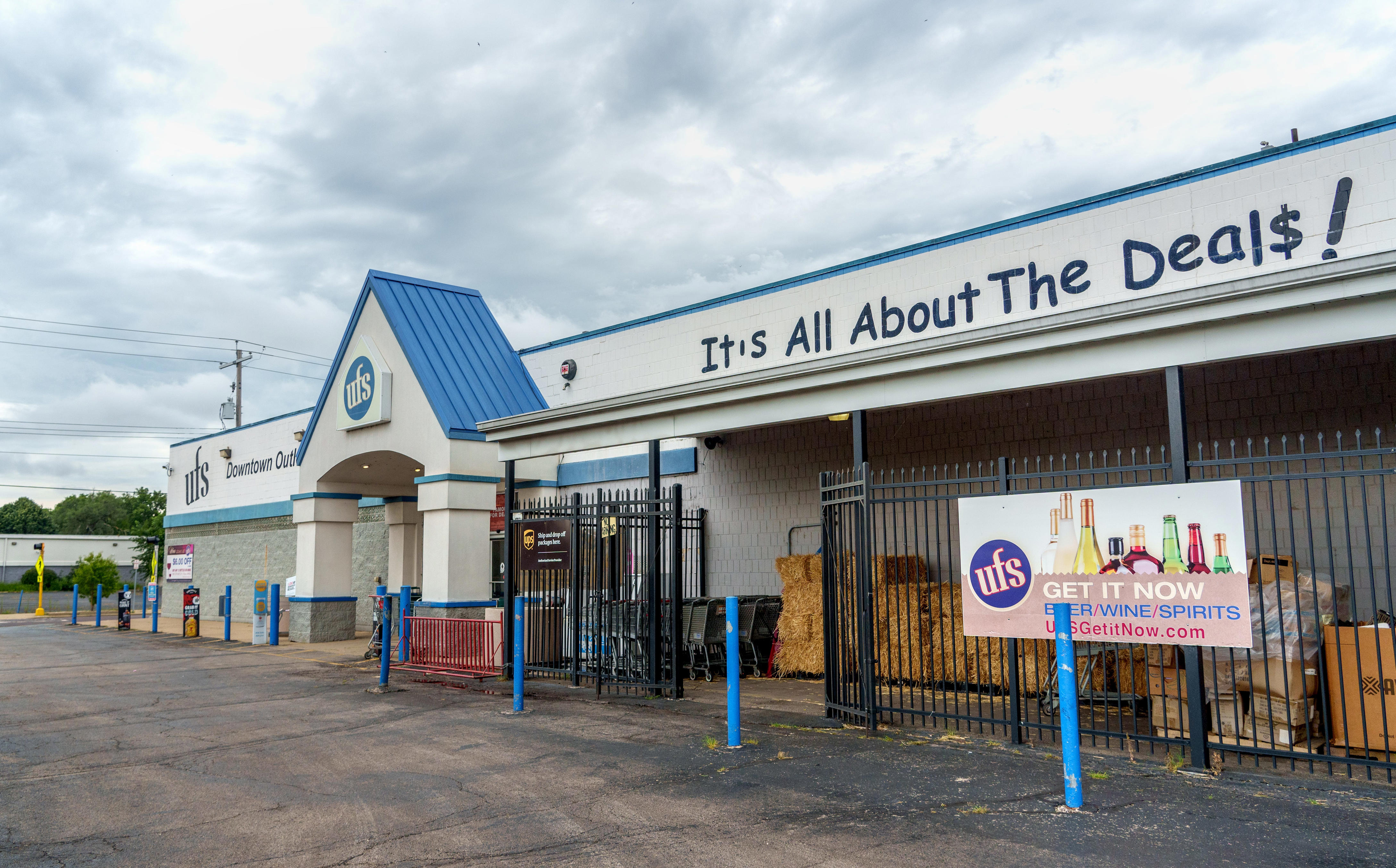 'End of an era': Peoria store UFS closes longtime location ahead of move