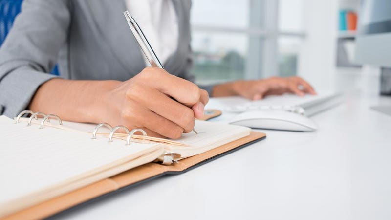 Executive assistant job description [with examples]