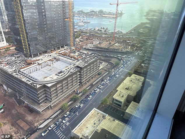 Video shows swimmers and sunbathers IGNORING tsunami warning on Hawaii ...