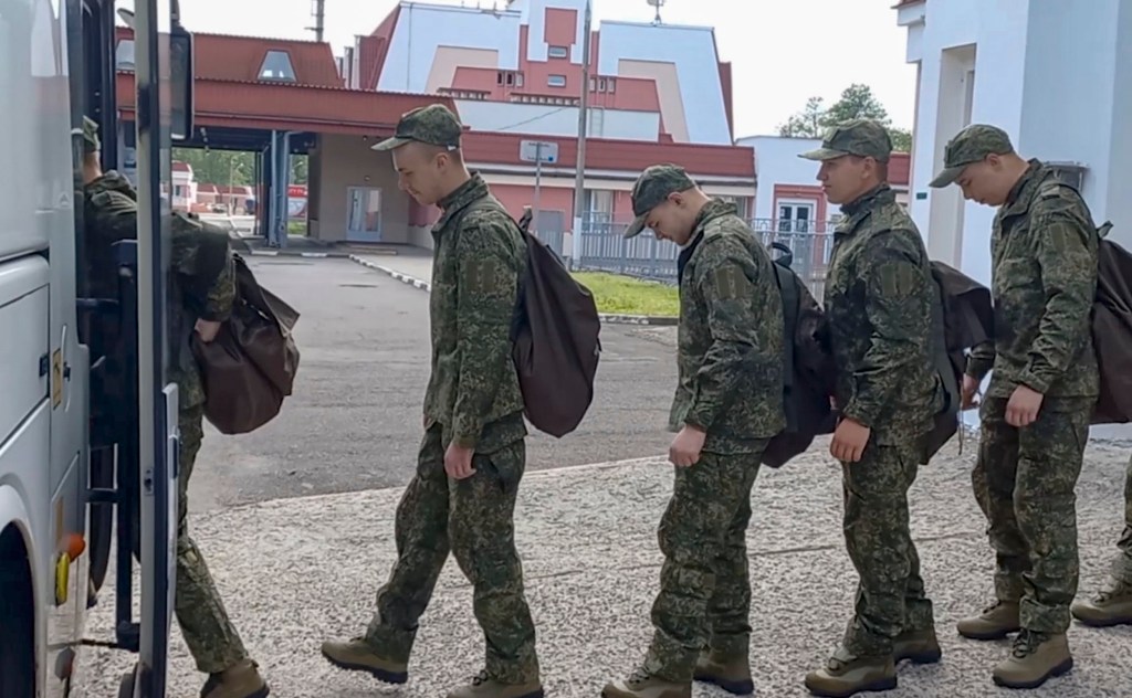 Putin to spend £830,000,000,000 to rearm Russia for an ‘upcoming large ...