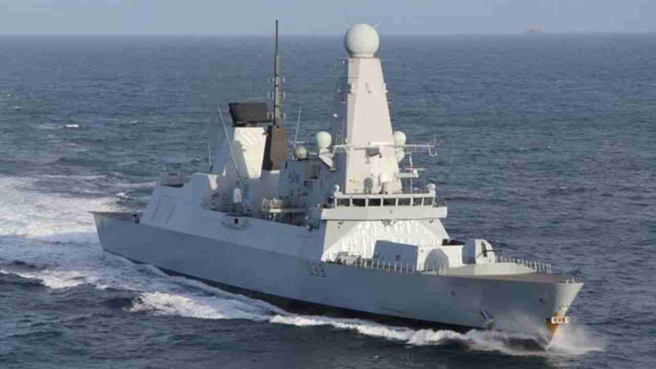Destroyer HMS Dauntless tester våben under britisk mission i Indo ...