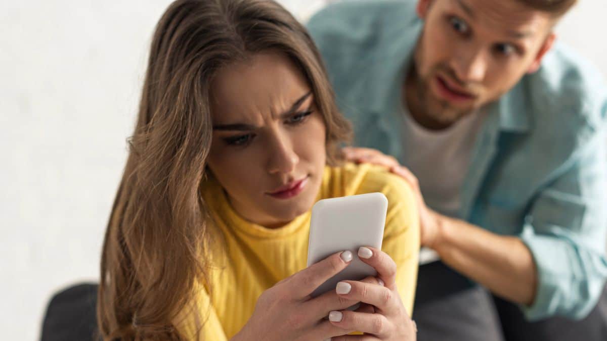 15 Everyday Signs Someone Is Money-Obsessed