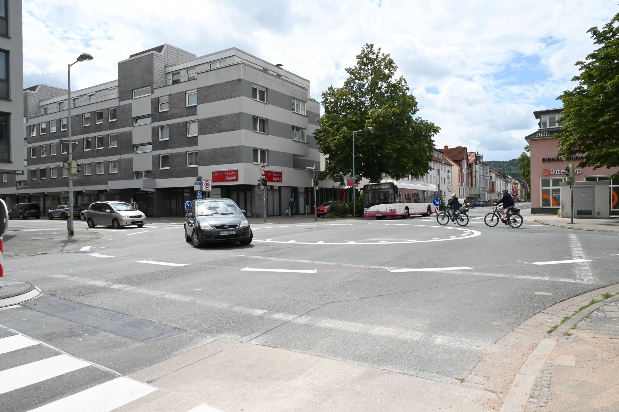 Jetzt geht‘s rund: Der neue Kreisel an der Kaiserstraße in Hameln ist ...