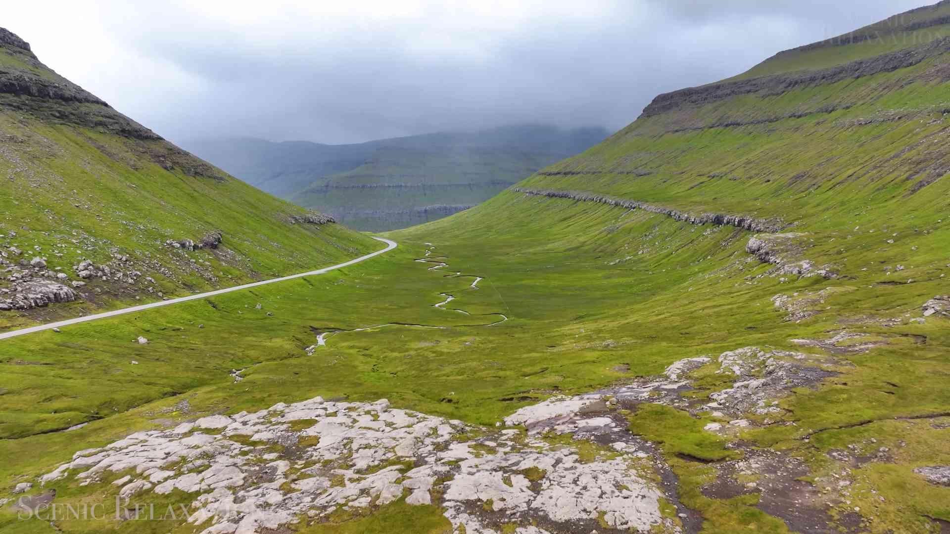 Un regard paisible sur les vues par drone des Îles Féroé en 4K