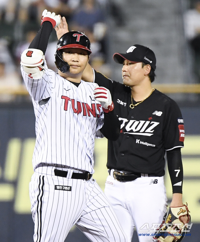 Moon Bo-kyung makes a timely two-run hit in the fifth inning