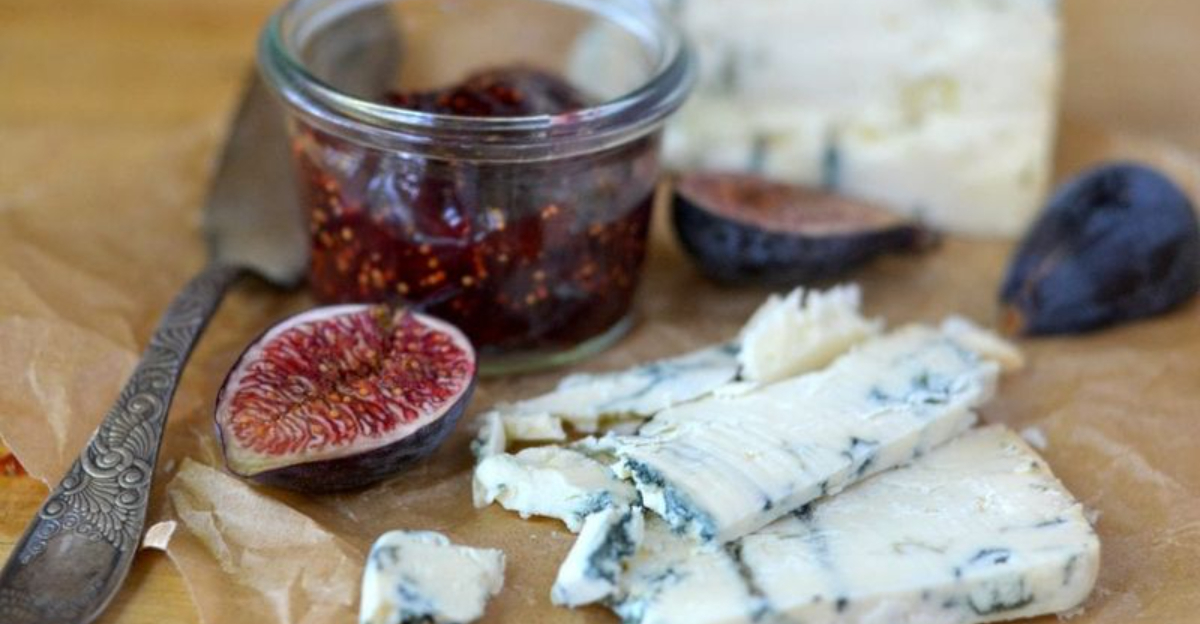 Best Fruit Spread Pairings For British Blue Cheeses