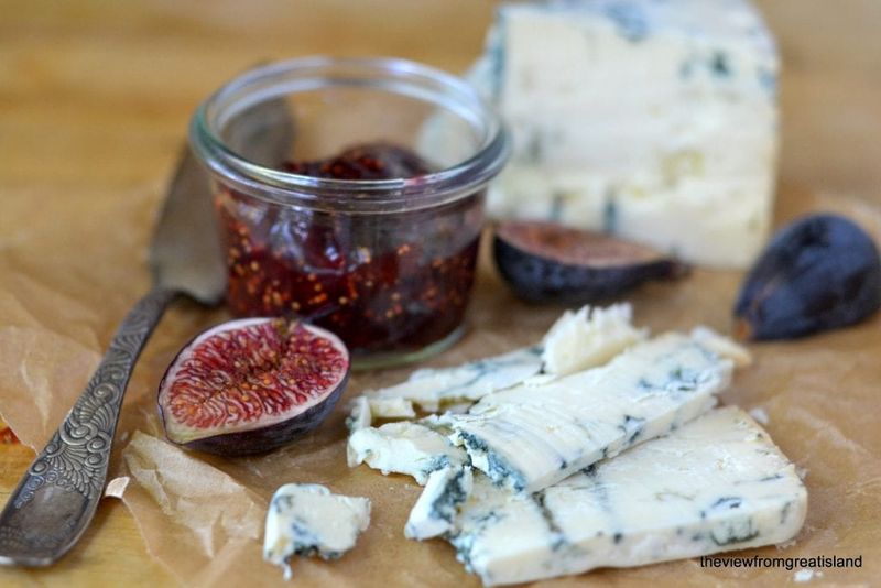 Best Fruit Spread Pairings For British Blue Cheeses
