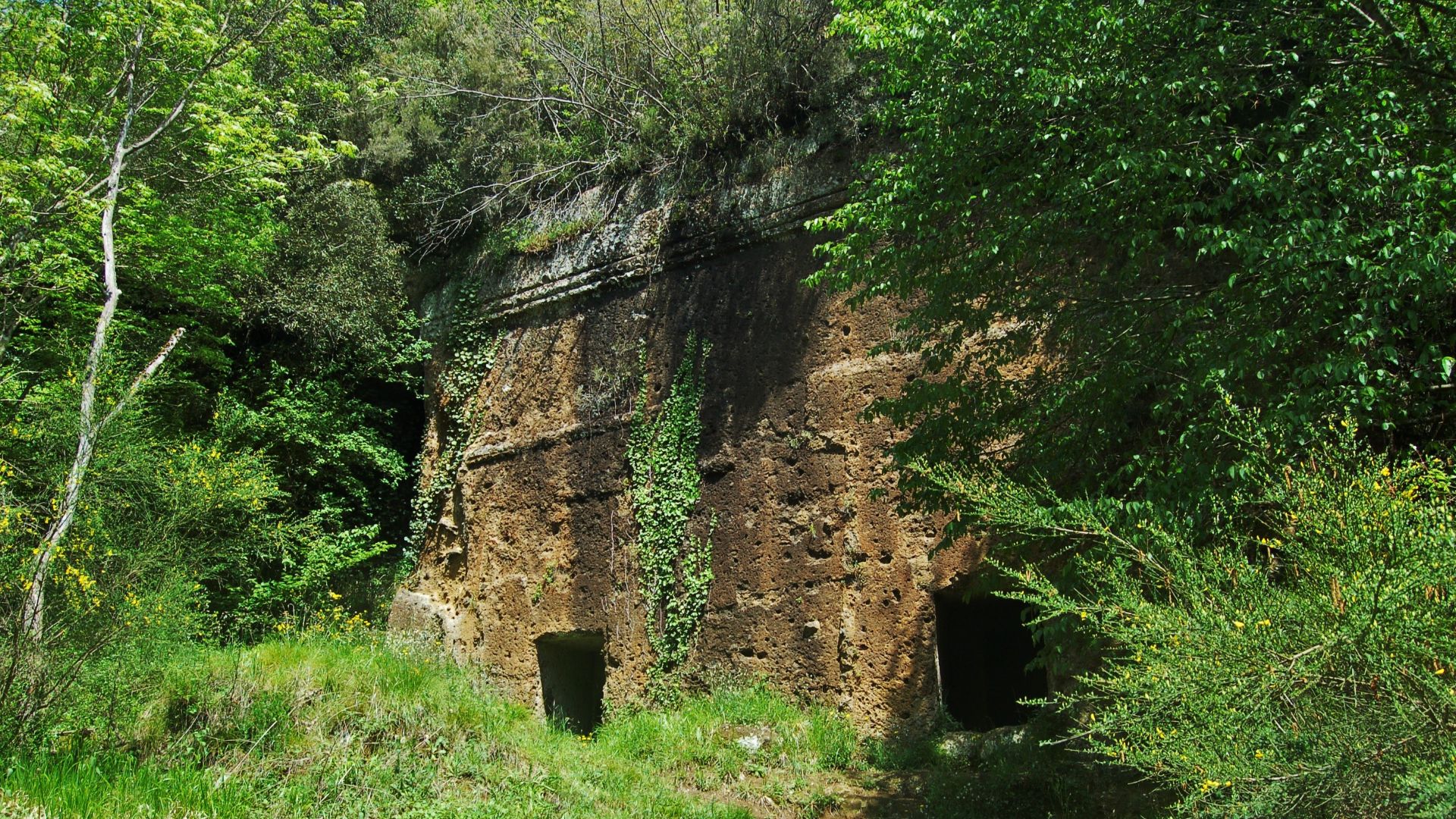 Archaeologists opened a 2,600-year-old tomb in Central Italy and ...