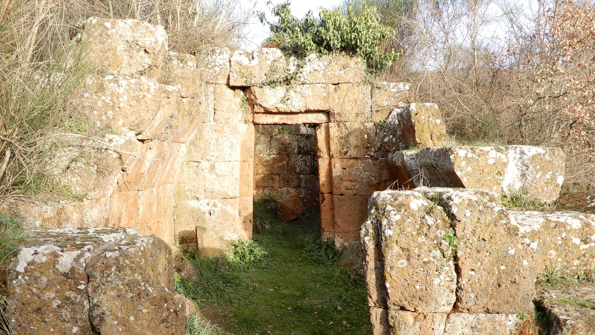 Archaeologists opened a 2,600-year-old tomb in Central Italy and ...