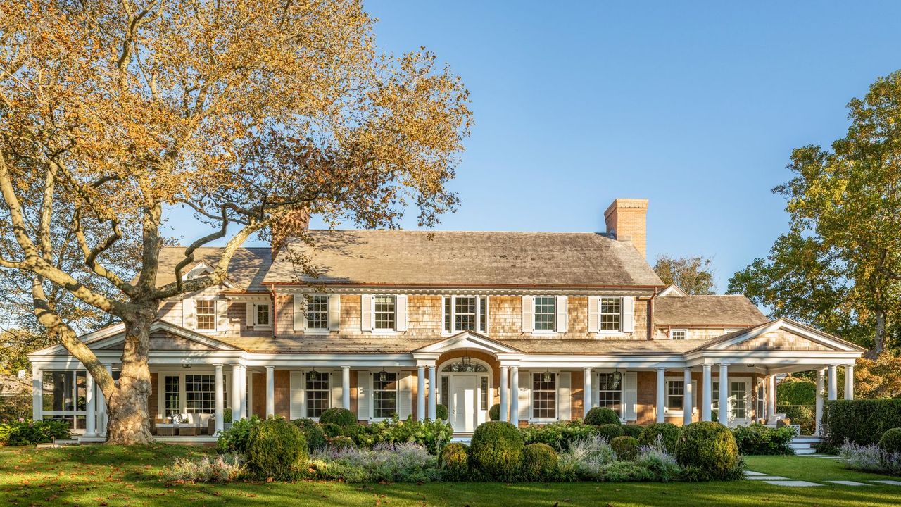 What is a shingle style home? Everything you need to know about this ...